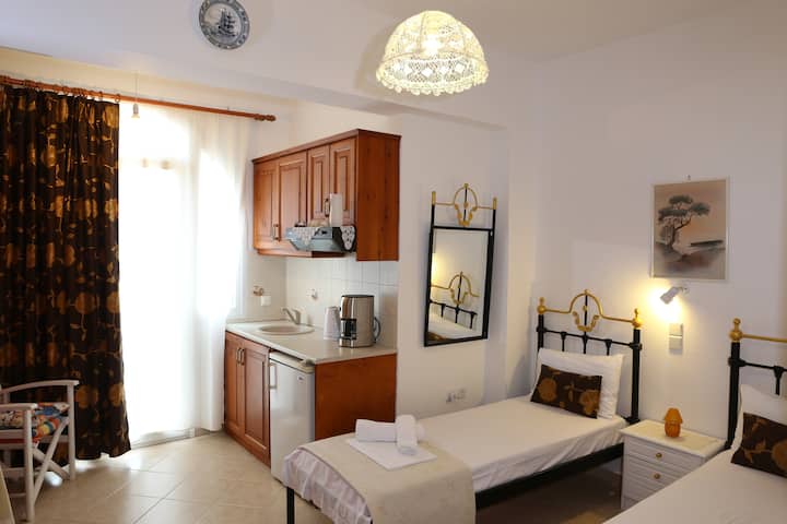 Yellow City House Studio 1 - Santorini