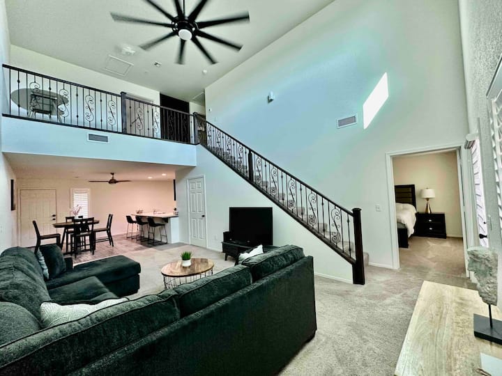 Modern 4- Bedroom Retreat With Spacious Backyard - Yuma, AZ