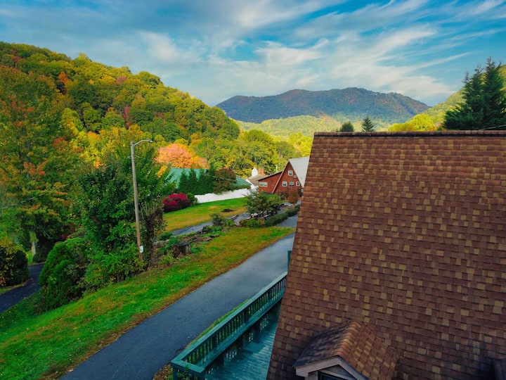 Cozy A-frame Ski Chalet Near The Slopes - Sleeps 6 - Maggie Valley, NC