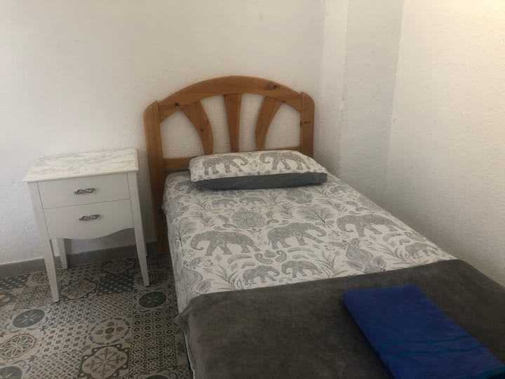 Habitación Individual Con Baño Compartido - Granada
