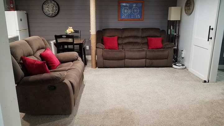 Hamburg Village 2 Bedroom Cheerful Modern Basement Renovation With Over 600 Sq. Ft. Of Living Space. Centrally Located And In The Heart Of The Hamburg Village With Dozens Of Restaurants, Shops And Entertainment. Only 10 Miles To Downtown Buffalo. - Hamburg, NY
