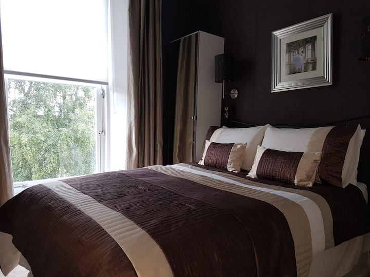 Small Double  En Suit/ Free  Breakfast - Glasgow