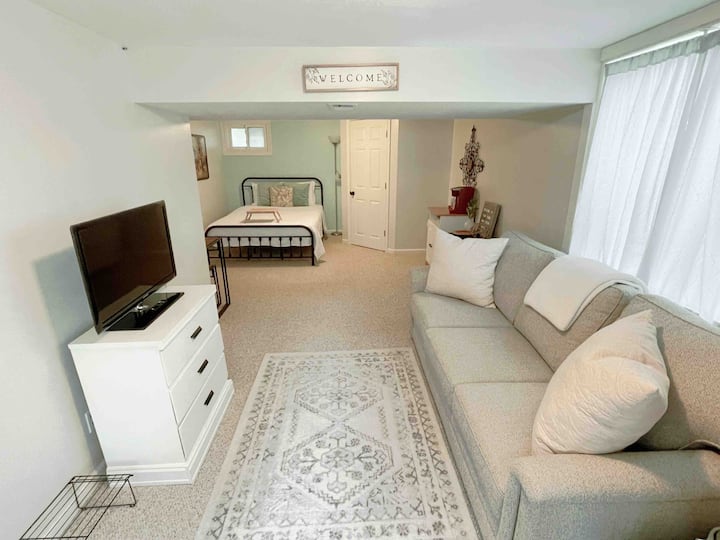 Cozy, Private Guest Suite With Private Entrance - Independence, MO