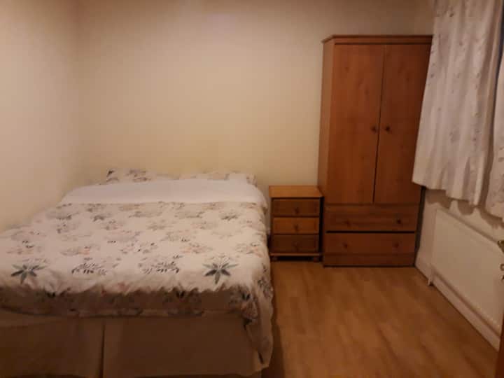 Plesant Double Bedroom 1 - Limerick