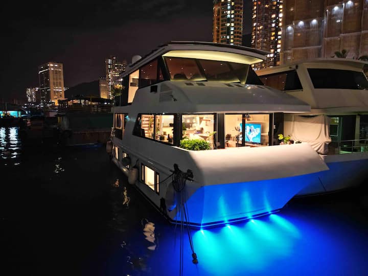 Welcome To The Utopia - Hong Kong