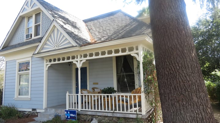 1892 Victorian Cottage, Second Floor Flat - La Verne, CA