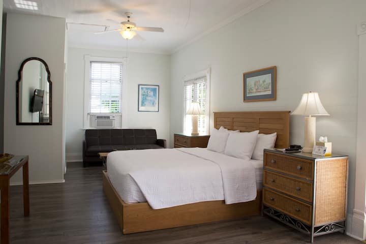 Duval St Apartment W/ Balcony W/parking Adult Only - Fantasy Fest - Key West