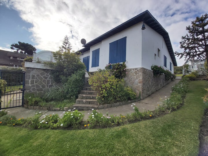 Linda Casa Con Excelente Ubicación Frente A Plaza. - Santo Domingo, Chile