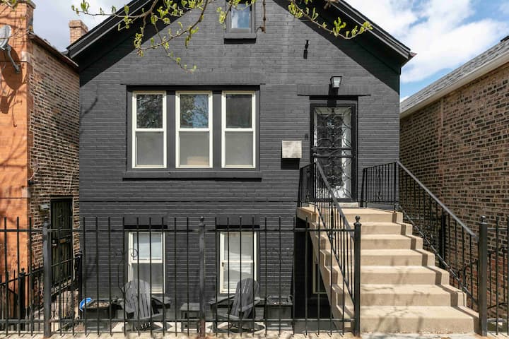 Cozy Boutique Suite • Near El Train - Chicago, IL