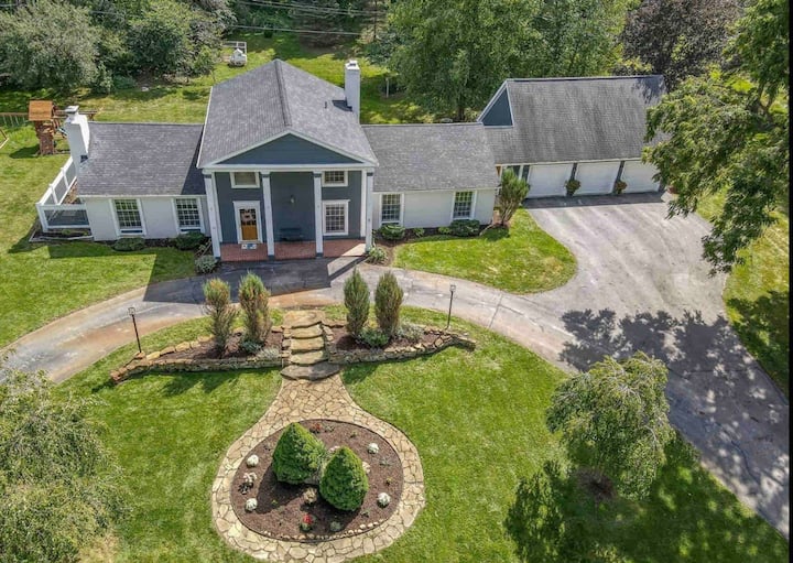 Beautiful Large Modern Home 5 Min From U Of M - アナーバー, MI