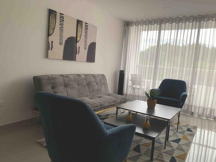 Balcony + 3 Queen Size Beed. 6 Min A Laureles - Medellín