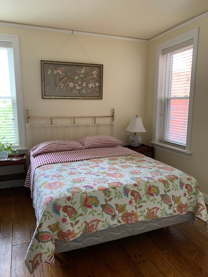 Luxury Queen Size Bed Bedroom And Private Bathroom - Washington, DC