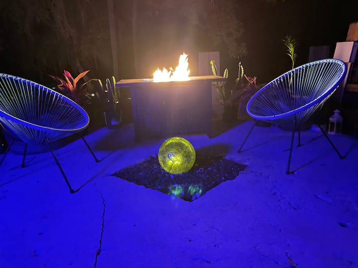 UFO Dome- Retro Arcade-Fire Pit-Nature & Near Lake - Dome houses for ...