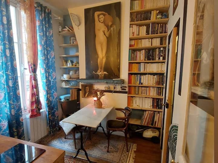Artists' One-bedroom In Montmartre - Paris 20e Arrondissement