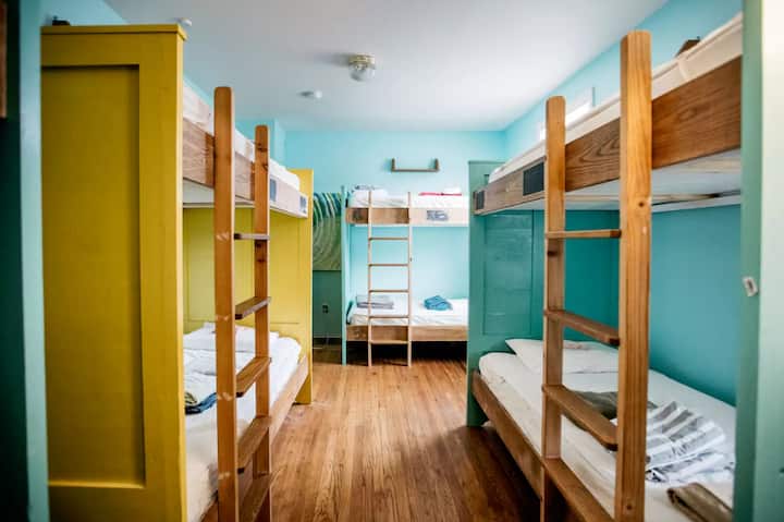 10 Comfy Beds Close To Downtown & Near Everything! - Detroit, MI