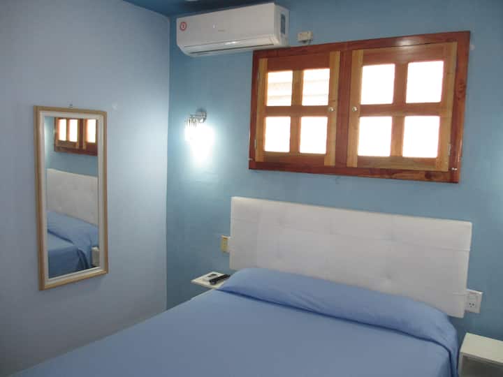 Casa Genesis. Centro De La Ciudad Con Generador. - Cuba