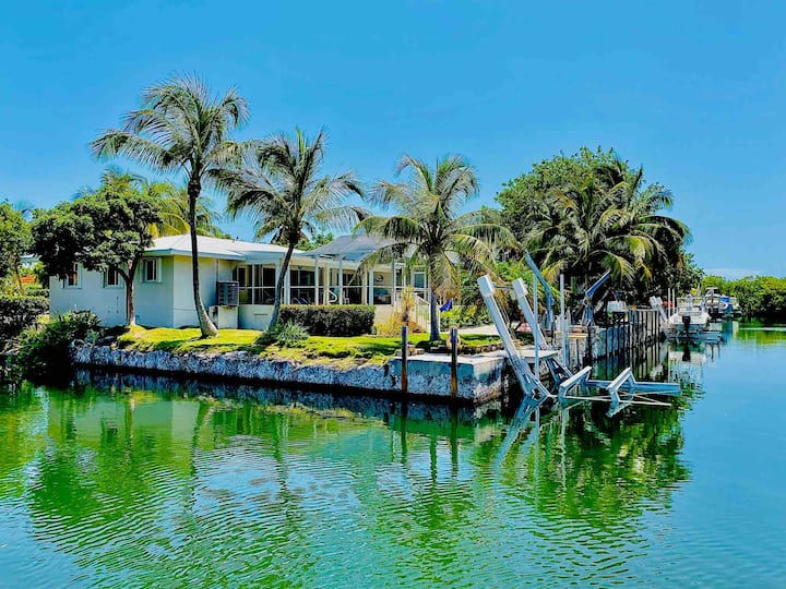 Calm Palms- Corner Canal, Pool W/ Screen, Kayaks - Marathon, FL