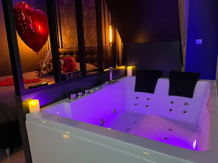 Suite Jacuzzi The Love Room 77 Suite Or - Ermenonville