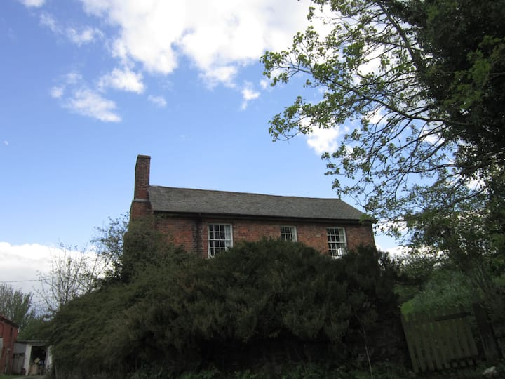 The Hole Farmhouse - Westbury, UK