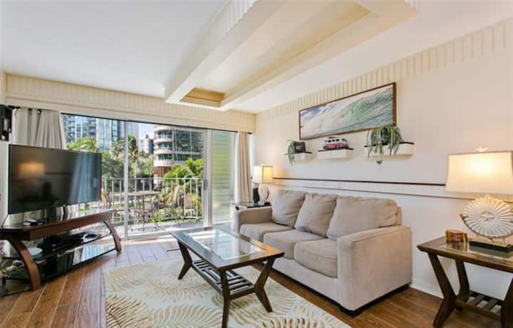 Waikiki 2 Bedroom W/ Covered Parking, Family Condo - Honolulu, HI