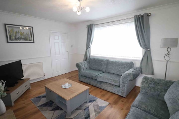 Spacious Three Bedroom House With Large Driveway - Birmingham