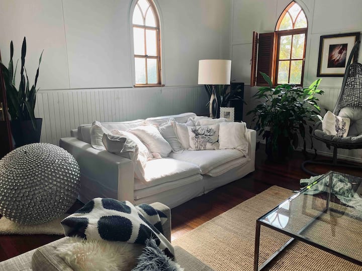 Stylish Verandah Room - The Old Church - Pomona