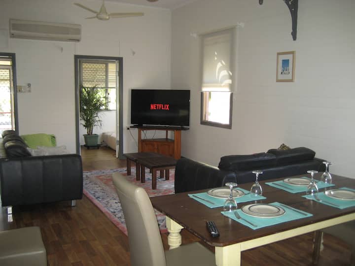 Sue's Retreat. Cosy & Clean, Character Home. - Rockhampton