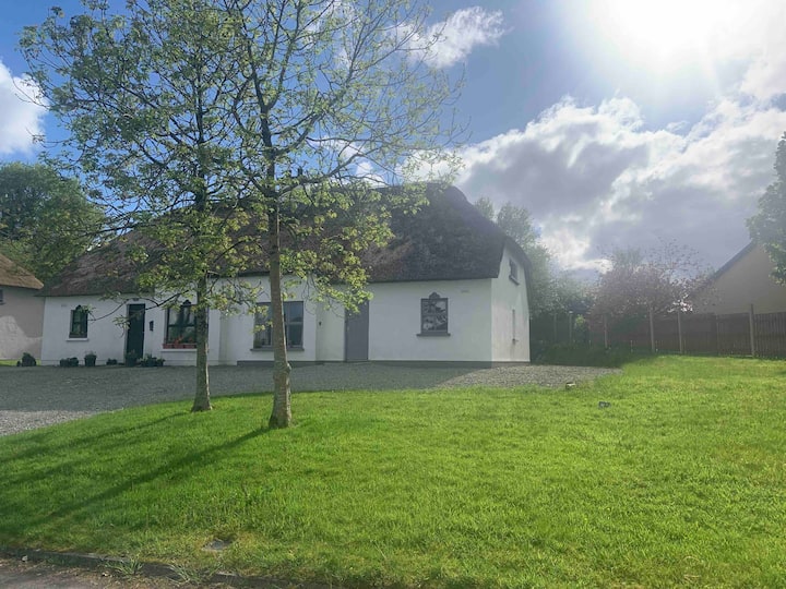Fiona’s Thatched Cottage Eile -