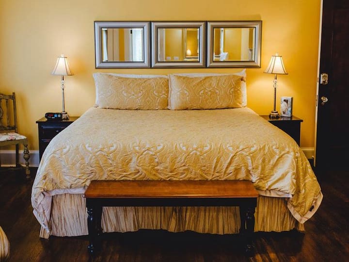King Luxury Ensuite Bathroom - Princess Cecile - Grand Rapids, MI