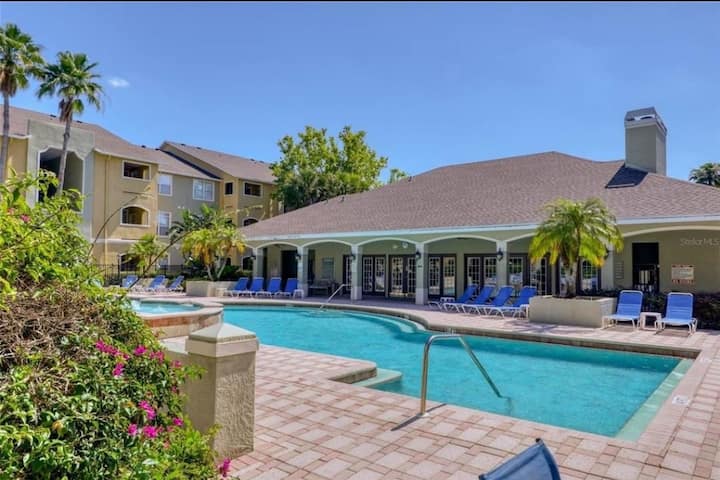 Luxury Renovated Condo 10min Clearwater Beach - Clearwater, FL