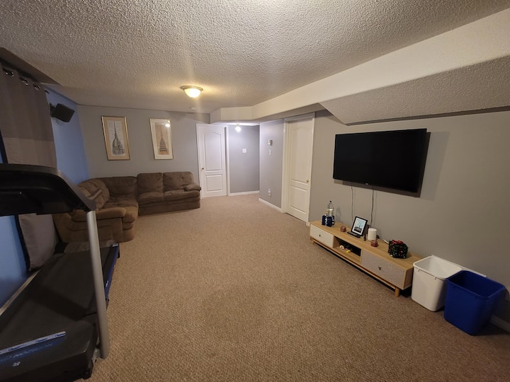 Private Basement Room & Living Room With Tiny Gym. - Peterborough