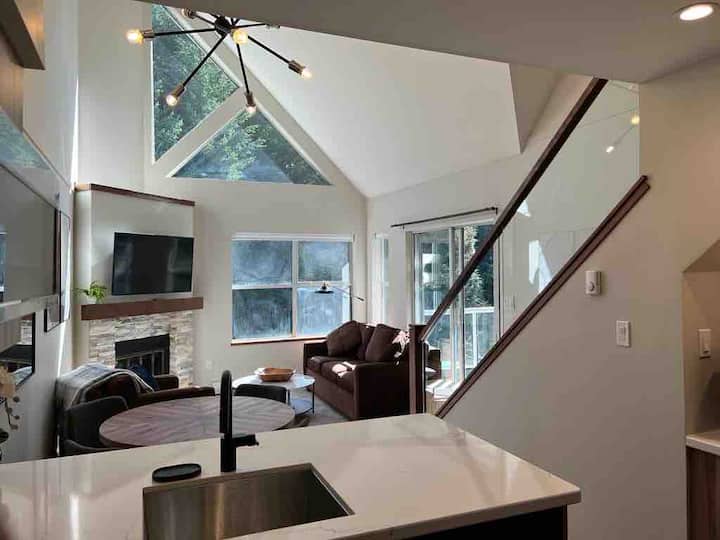 Wildwood 308 - Beautiful Mt Side - Whistler