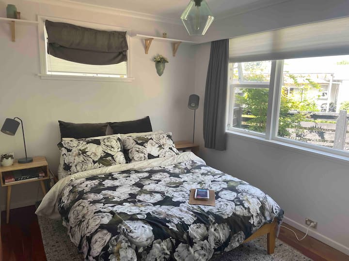 Deluxe Right Side Of Town - Greytown