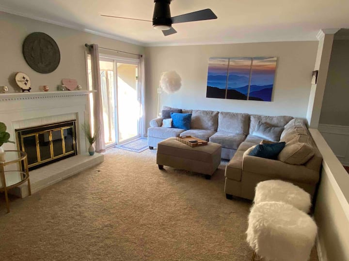 Cheerful 2 Bedroom Townhouse With Pool - PNC Arena