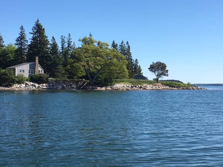 Honeymoon Cottage (Pet-friendly) - New England