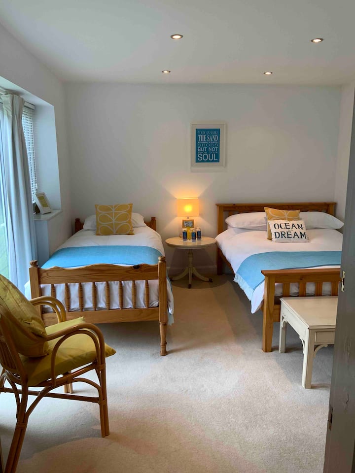 A Large Sunny Bedroom With En Suite - Ravenscar