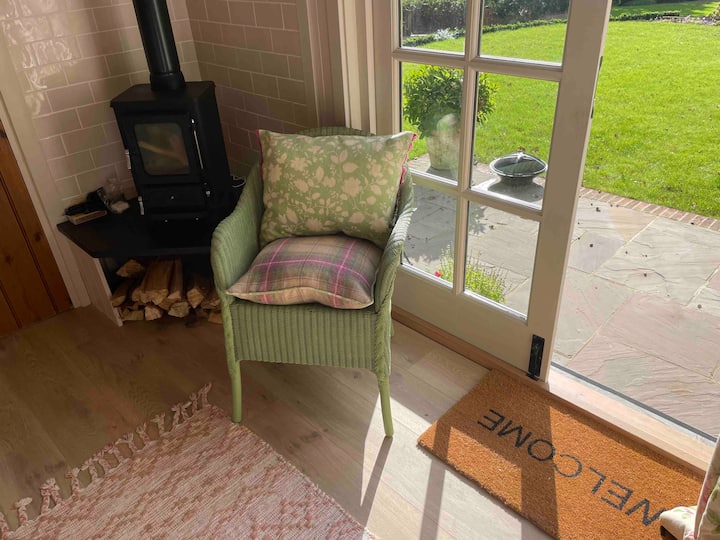 Bijou Shepherd’s Hut Retreat In Stunning Garden - Midhurst