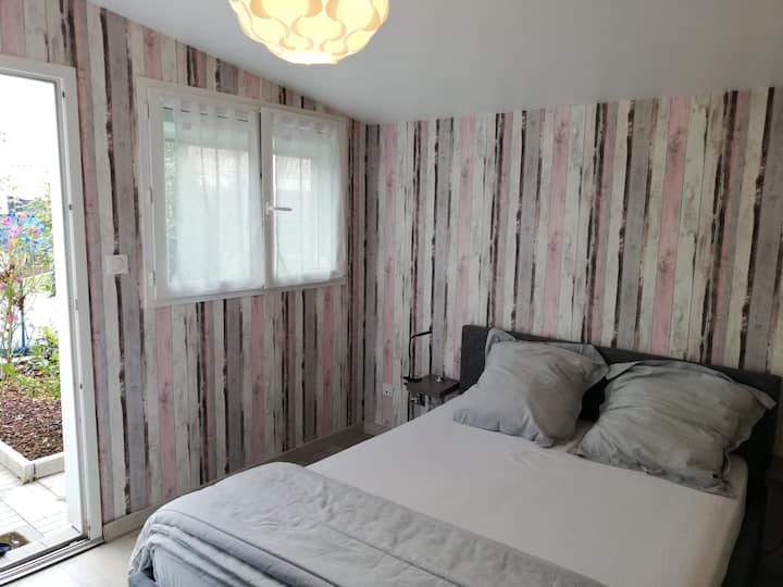 Chambre Lit Double Avec Salle De Bain Privée - Luçon