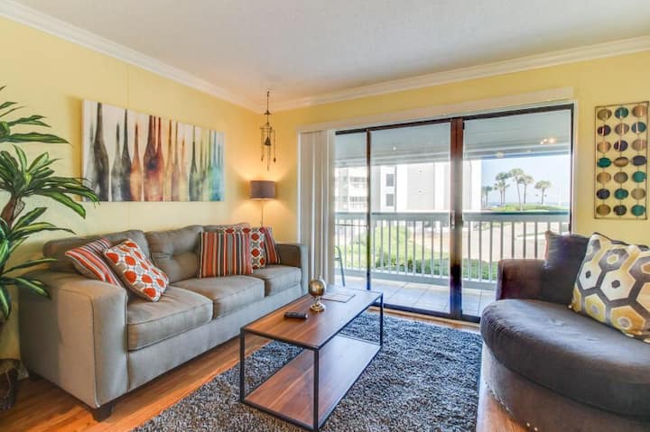 Charming Beach Condo - Galveston Island, TX