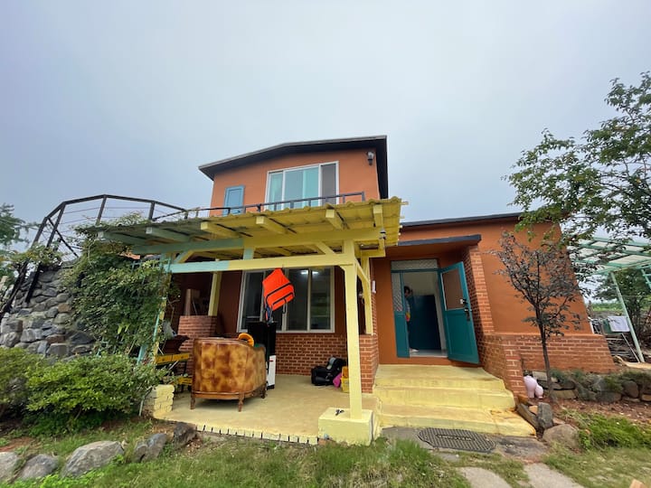 #황토돌담집
대문 앞 2대 마당 1대 
총 3대 주차가능
해수욕장 차로 5분 - 보령시