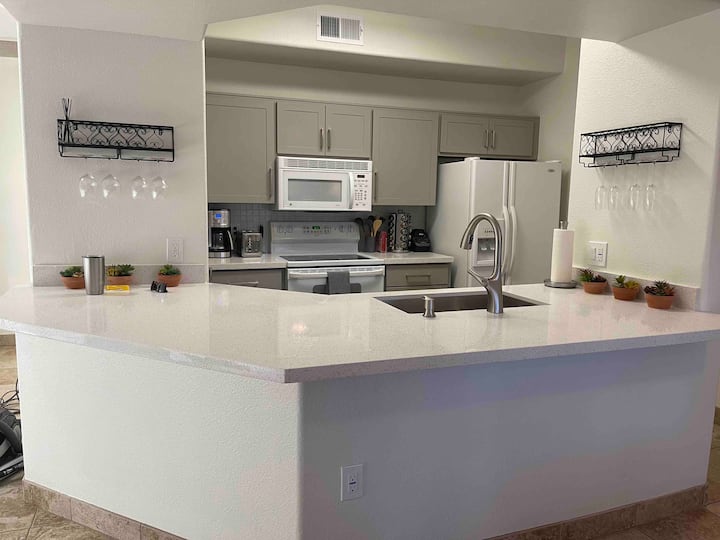 Large 1-bedroom Condo In Gated Comm W/ Pools - Arizona