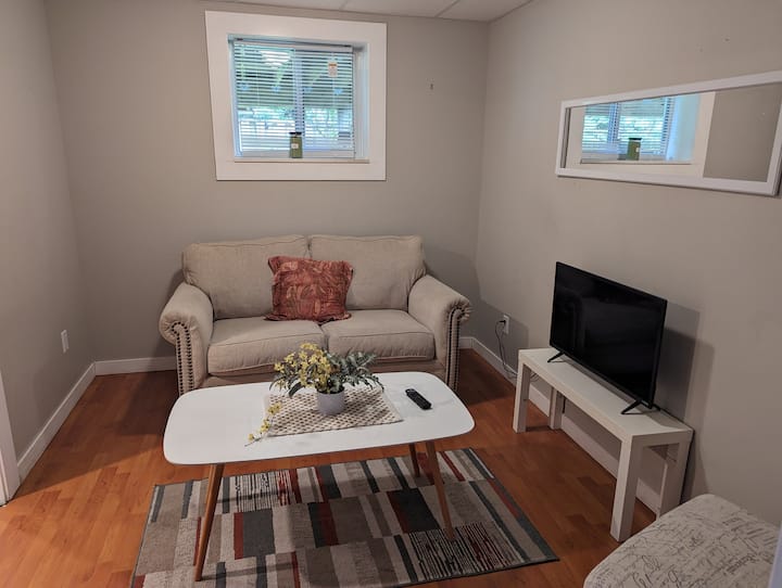 Lovely 2bedroom Lowerlevel Unit, Close To Skytrain - Port Moody