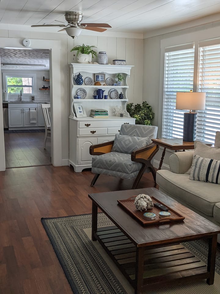 Charming Blue Bungalow With Amazing Yard - Tarpon Springs, FL