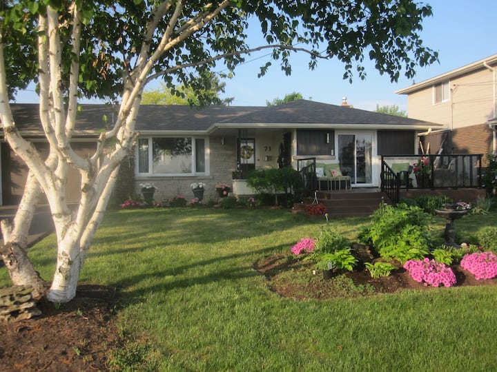 The Lavish Retreat At The Lake House - Grimsby, Ontario