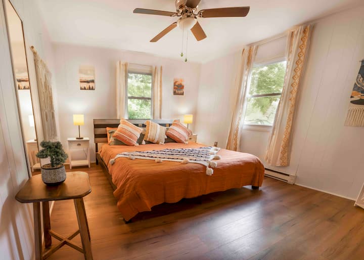 Retro Cabin | Cozy Stylish Getaway 10 To Avl - Asheville, NC