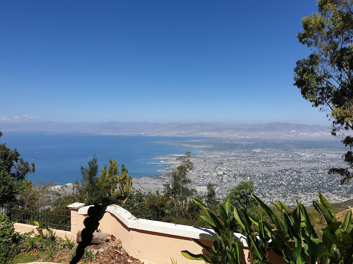 Overlooking The City And The Ocean! - Port-au-Prince