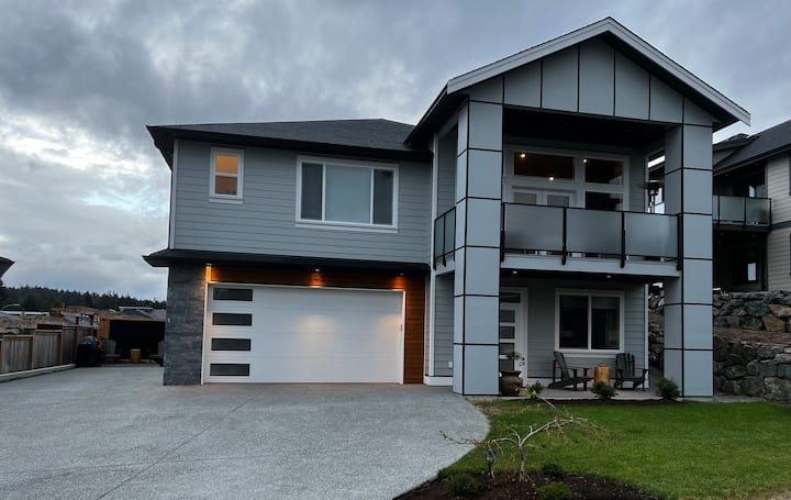 Modern 1 Br Suite “Work & Play” In Departure Bay - Canada