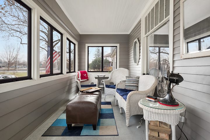 Retraite classique dans un parc au bord d'un lac - Maisons à louer à ...