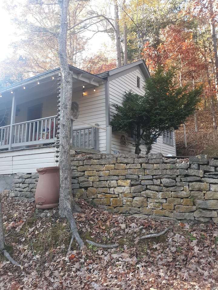 Farmhouse Retreat In Dairy Hollow - Eureka Springs, AR