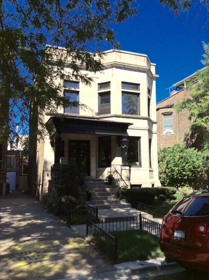 Large, Reno’d 3 Br Apt Near Everything! - Chicago, IL